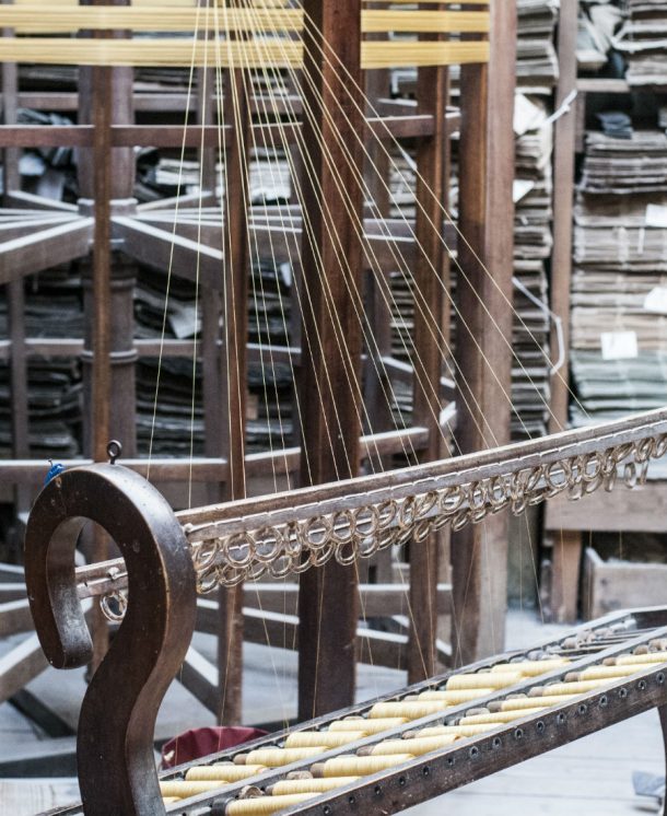 Production of handmade velvets on antique looms: how it works