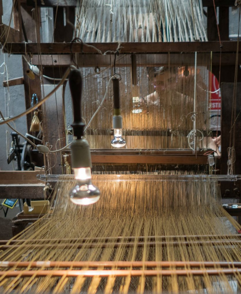 Production of handmade velvets on antique looms: how it works